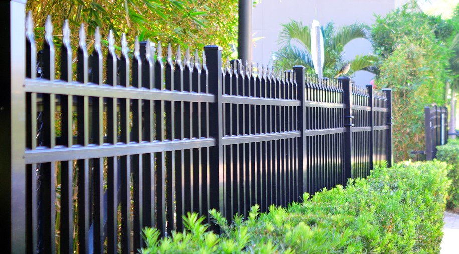 Which Fence is Mine Left or Right? | Learn How to Find - UK Property ...